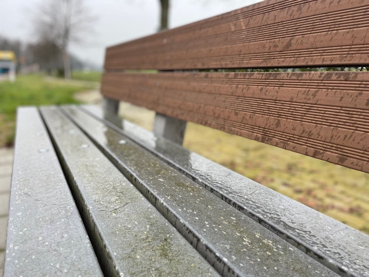 Zitbank van lokale grondstoffen